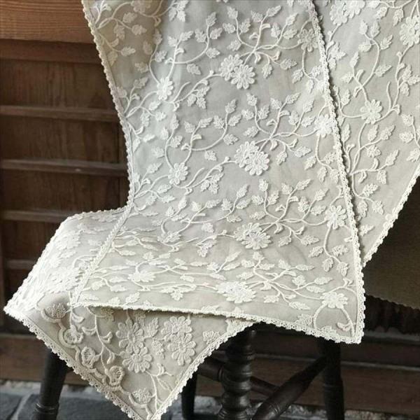 テーブルセンター Cotton Flower interior コットンフラワーシリーズ 【サイズ(cm)】35x80【材質】生地：ポリエステル80％、麻20％、チュールレース：ポリエステル100％、刺繍糸：綿100％【商品説明】亜麻色のコ...
