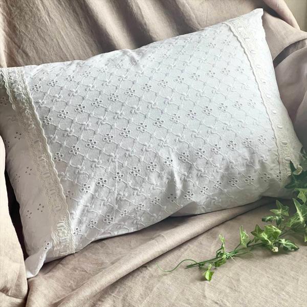 ピローケース35×50cm 【サイズ(cm)】35×50【材質】本体:綿100％リボン1部ポリエステル使用【商品説明】ホワイトカラーのコットン100％のピロケース。柔らかく優しい肌触りです。可憐な刺繍にリボンレースをあしらったとっても可愛い...