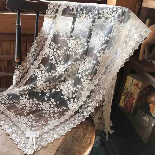 テーブルセンター joli ruban ジョリルバンシリーズ 【サイズ(cm)】35ｘ80【材質】生地：ポリエステル100％、刺繍糸：綿100％【商品説明】レースのリボンモチーフがフンワリアクセントの透明感のあるチュールレースのシリーズです...