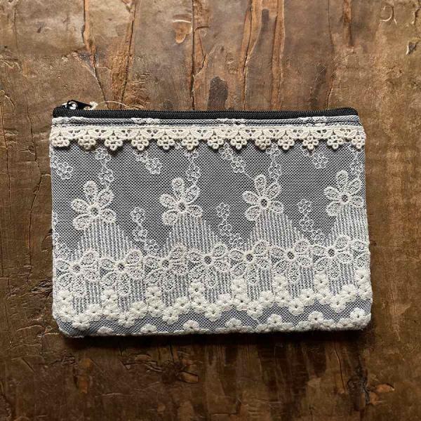 -candide- キャンディッドシリーズ　2サイズ展開 フラットポーチS【サイズ(cm)】12x18cm【材質】ポリエステル【商品説明】少しだけノスタルジックな雰囲気を持ったシリーズ。ベージュの甘いレースを下地のブラックが引き締めて大人可...