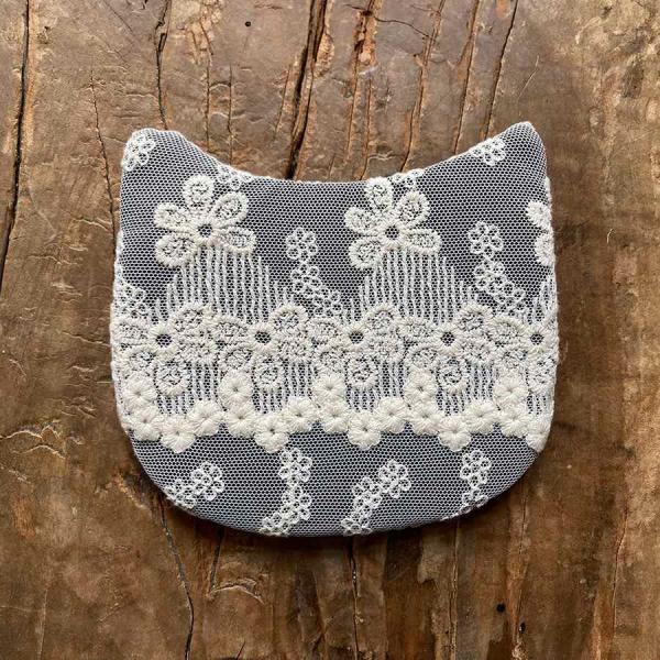 candide キャットポーチ【サイズ(cm)】11×12cm【材質】ポリエステル100% 【商品説明】可愛い猫ちゃんをかたどったポーチを作りました。リップや薬などちょこっとバッグに忍ばせて。同シリーズ柄違いがございます。レディース フラッ...