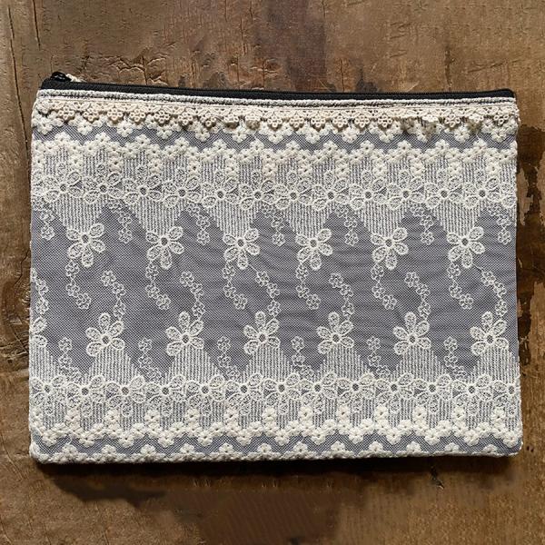 -candide- キャンディッドシリーズ　2サイズ展開 フラットポーチL【サイズ(cm)】22x30cm【材質】ポリエステル【商品説明】少しだけノスタルジックな雰囲気を持ったシリーズ。ベージュの甘いレースを下地のブラックが引き締めて大人可...