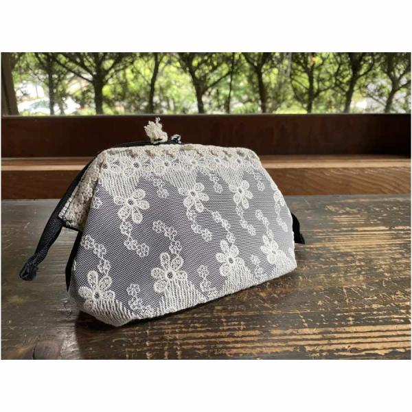 -candide- キャンディッドシリーズ　ボックスポーチ【サイズ(cm)】12x15x10cm【材質】ポリエステル【商品説明】少しだけノスタルジックな雰囲気を持ったシリーズ。ベージュの甘いレースを下地のブラックが引き締めて大人可愛い仕上が...