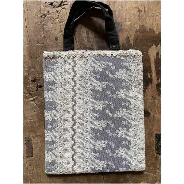 -candide- キャンディッドシリーズ　トートバッグ【サイズ(cm)】29x24cm【材質】ポリエステル【商品説明】少しだけノスタルジックな雰囲気を持ったシリーズ。ベージュの甘いレースを下地のブラックが引き締めて大人可愛い仕上がりに。フ...
