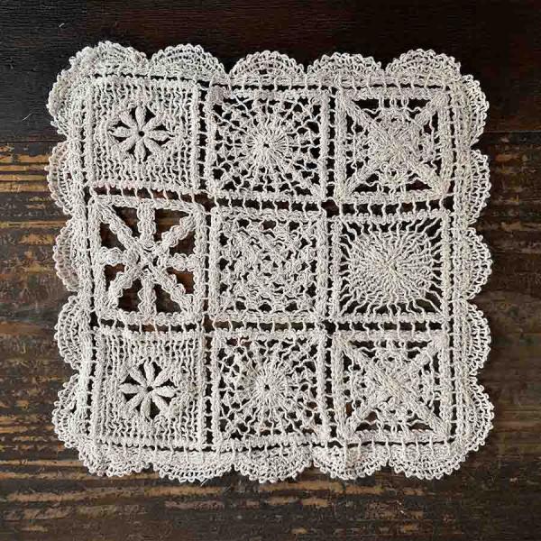 2サイズ展開 マシンメイドシリーズ ドイリー 25×25cm【サイズ(cm)】25×25【材質】コットン100%【商品説明】マシンメイドシリーズ優しいベージュ色です。 コースター 花瓶敷き レース インテリア 正方形 ギフト プレゼント2サ...