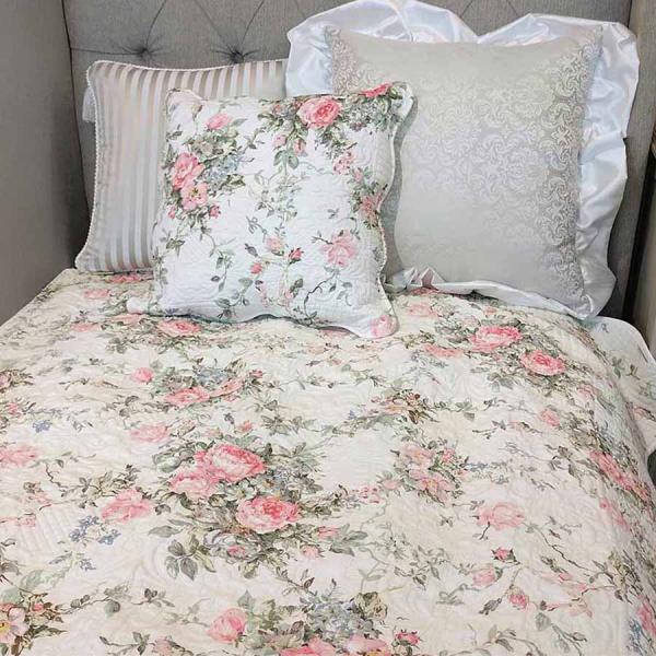 ＜champs de fleurs＞ローズキルト・マルチカバー 【サイズ(cm)】200x200【材質】綿100%【商品説明】フランスの田舎のお花畑をイメージして作られたキルトシリーズです。 裏側はオフホワイトの無地のキルトですので、リバー...