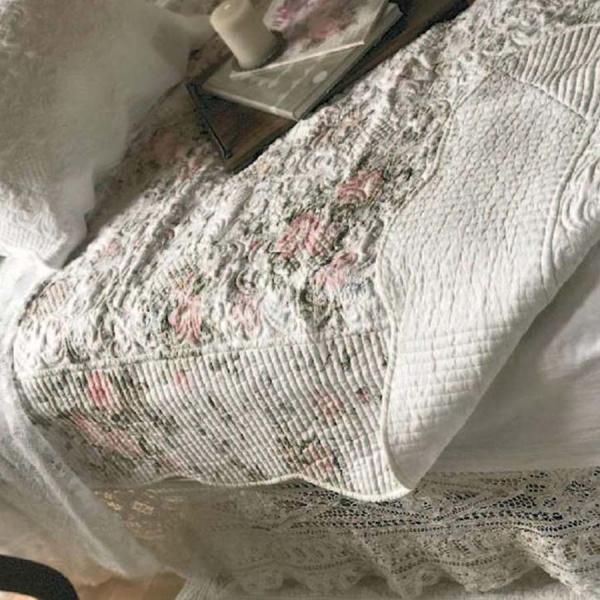 champs de fleurs ローズキルト・マルチカバー 【サイズ(cm)】200x250【材質】綿100%【商品説明】フランスの田舎のお花畑をイメージして作られたキルトシリーズです。 裏側はオフホワイトの無地のキルトですので、リバーシ...