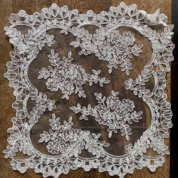 ブランシャルムシリーズ ドイリー 直径40cm【サイズ(cm)】40×40cm【材質】チュールレース:ポリエステル100% 刺しゅう糸:ポリエステル100%【商品説明】白いチュールレースに白い花のコード刺繍で仕上げたテーブルセンターシリーズ...