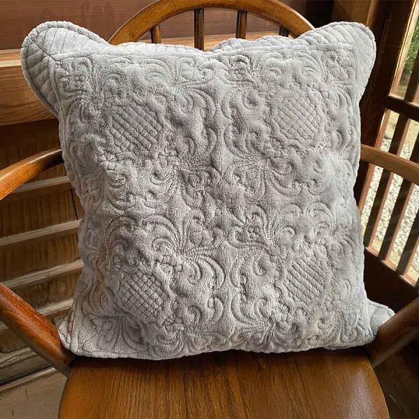 アルジョンテグリーズフランネル クッションカバー 45x45cm【サイズ(cm)】45x45【材質】表生地：ポリエステル100%裏キルト地：綿100%中綿：ポリエステル100%【商品説明】この秋冬の新作フランネルシリーズ。表は、美しい光沢の...