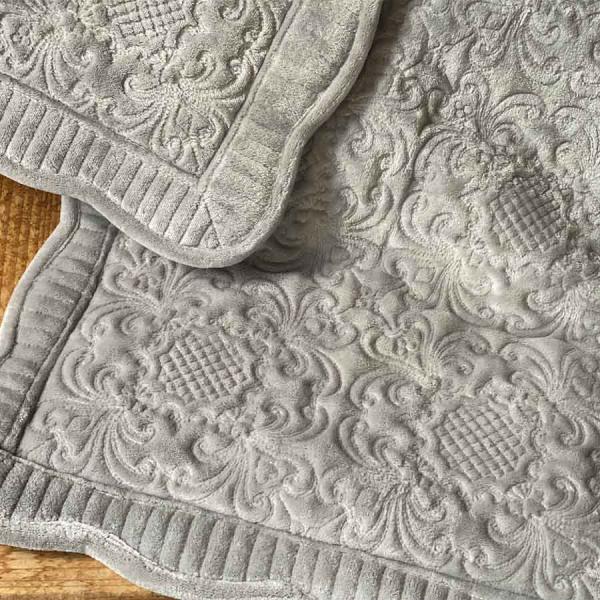 アルジョンテグリーズフランネル ロングシート 48x150cm【サイズ(cm)】48x48【材質】表生地：ポリエステル100%裏キルト地：綿100%中綿：ポリエステル100%【商品説明】この秋冬の新作フランネルシリーズ。表は、美しい光沢のシ...