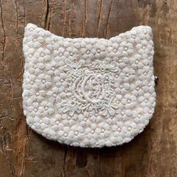 キャットポーチ nuage debfleurs【サイズ(cm)】11×12cm【材質】ポリエステル100% 【商品説明】可愛い猫ちゃんをかたどったポーチを作りました。リップや薬などちょこっとバッグに忍ばせて。同シリーズ柄違いがございます。レ...