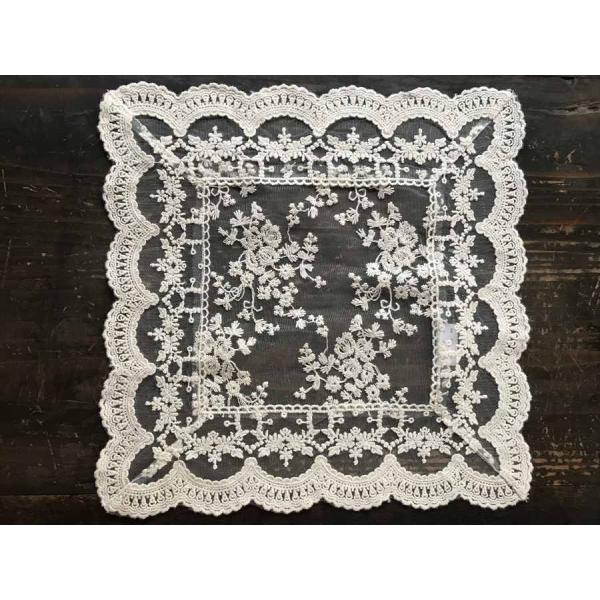 ドイリー maria veil マリアベージュシリーズ 【サイズ(cm)】30ｘ30【材質】生地：ポリエステル100％、刺繍糸：綿100％【商品説明】ニードルチュールで、斜のかかった淡いヴェールをイメージしました。 メーカーと取り寄せとなり...