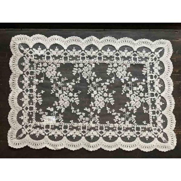 テーブルセンター maria veil マリアベージュシリーズ 【サイズ(cm)】30ｘ30【材質】生地：ポリエステル100％、刺繍糸：綿100％【商品説明】ニードルチュールで、斜のかかった淡いヴェールをイメージしました。  ダイニング カ...