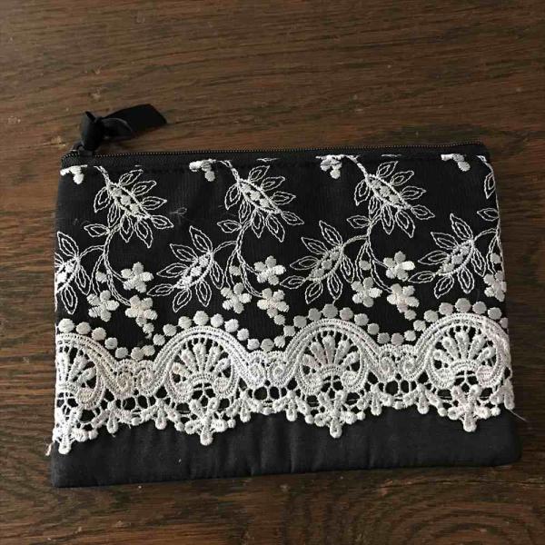 フラットポーチ rouen ルアンシリーズ 【サイズ(cm)】12x18【材質】ポリエステル100％【商品説明】ブルーグレーレースがポイントのルアンシリーズバッグの中でかさばらず便利なフラットポーチ。小物の収納なSサイズと旅行にも持って行き...