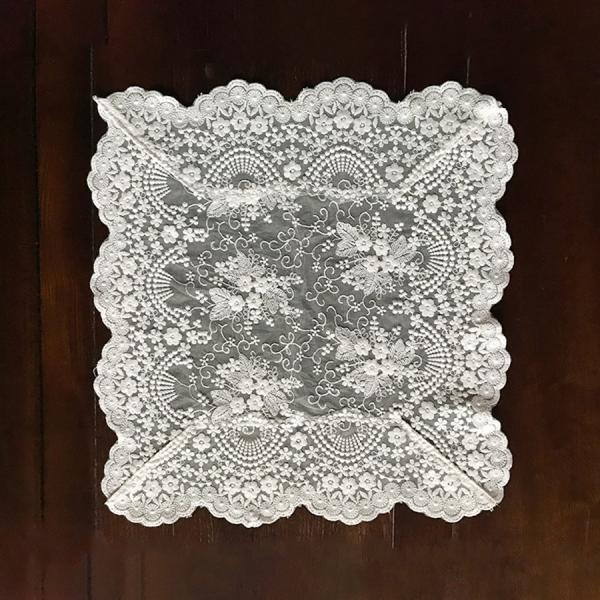 ドイリーレース table de fleurs テーブル ドゥフルールシリーズ 【サイズ(cm)】42x42【材質】チュールレース：ポリエステル100％、刺繍：綿100％【商品説明】春のにぎやかなテーブルをイメージして作られたチュールレース...