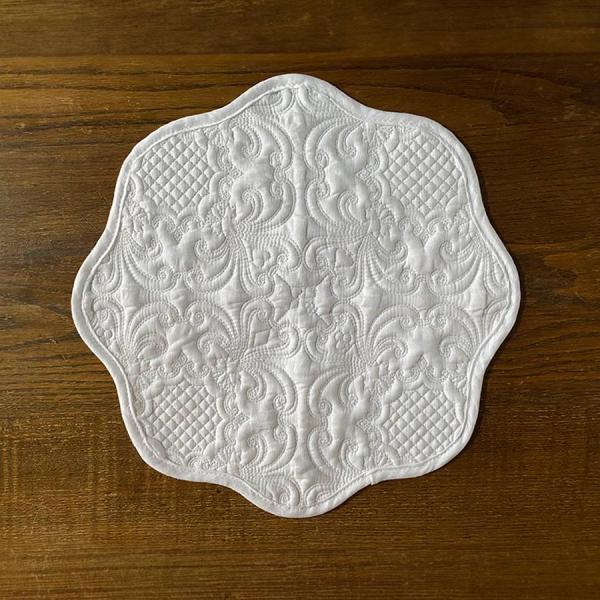 ホワイトキルトシリーズ ティーマット 【サイズ(cm)】35cmRD【材質】綿100%【商品説明】繊細でいてふんわりと軽く洗濯にも強いとても上品で品のいいシリーズです。キルト生地で作ったペット用ベッド。※クリックポストによるお届けのため、商...