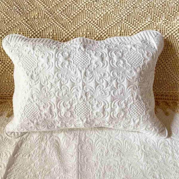 ピローケース 【サイズ(cm)】43x63【材質】綿100%【商品説明】レース好きのためのキルト、それがホワイトキルトシリーズです。繊細でいてふんわりと軽く、洗濯にも強いとても上質で品のいいシリーズです。真っ白だからと敬遠しがち、でも、汚れ...