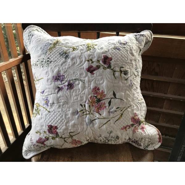 クッションカバー 【サイズ(cm)】45x45【材質】綿100%【商品説明】色とりどりの草花を定番のホワイトキルトに写し込んで爽やかなイメージに仕上げたマルチキルトの新作です。心が浮き立つ美しいキルトです。＊クッション中材は含まれません。別...