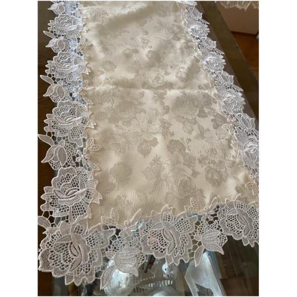＜polish old rose＞テーブルランナー 35x80サイズ 【サイズ(cm)】35x80【材質】100％ポリエステル【商品説明】ゴールドの光沢ある生地の周りを大ぶりの華やかなオールドローズレースで縁取って仕上げました。 レース ダ...