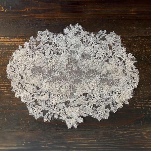 3サイズ展開 rose flote ローズフロテシリーズ テーブルセンター35x45cm　【サイズ(cm)】35x45cm【材質】ポリエステル【商品説明】オフホワイトの上質なチュールレースに周りを細いコード刺繍の薔薇のモチーフをあしらい裏側...