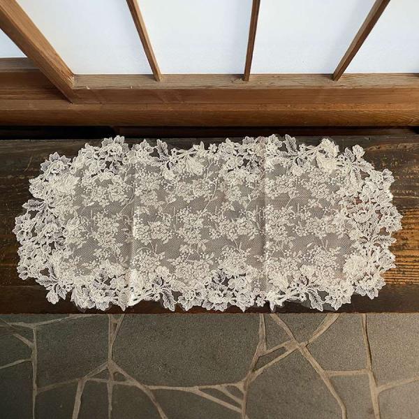 3サイズ展開 rose flote ローズフロテシリーズ テーブルセンター35x80cm　【サイズ(cm)】35x80cm【材質】ポリエステル【商品説明】オフホワイトの上質なチュールレースに周りを細いコード刺繍の薔薇のモチーフをあしらい裏側...