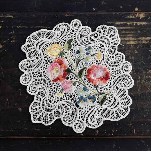 ドイリー(1枚） 【サイズ(cm)】25x25【材質】ポリエステル100％【商品説明】色鮮やかな刺繍糸を使って、ハンガリーのカロチャ刺繍風に機械刺繍で仕上げました。1枚で存在感のある鮮やかなシリーズ。 かわいい コースター クラシック レー...