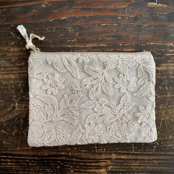 ＜botany race＞フラットポーチ Sサイズ 【サイズ(cm)】12x18【材質】生地：ポリエステル80%, 麻20%チュールレース：ポリエステル100%刺繍糸：綿100%【商品説明】ボタニカルな刺繍でナチュラルに仕上がった優しい手触...