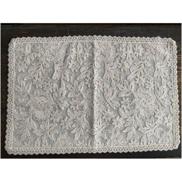 ＜botany race＞ テーブルセンター 30x45サイズ 【サイズ(cm)】30x45【材質】生地：ポリエステル80%, 麻20%チュールレース：ポリエステル100%刺繍糸：綿100%【商品説明】ボタニカルな刺繍でナチュラルに仕上がっ...