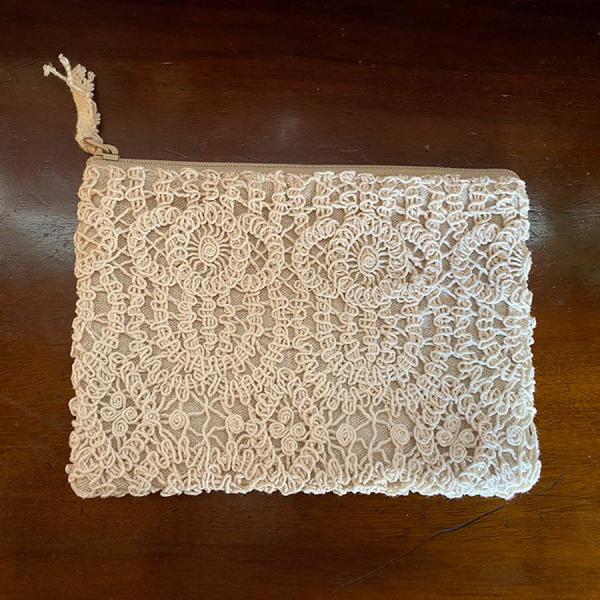 Filer フィレールシリーズ フラットポーチS 2サイズ展開【サイズ(cm)】12x18cm【材質】レース地：ポリエステル100%,刺繍糸本体：ポリエステル100% 麻:20%【商品説明】素朴なベージュの糸を紡いで優しい風合いのレースシリ...