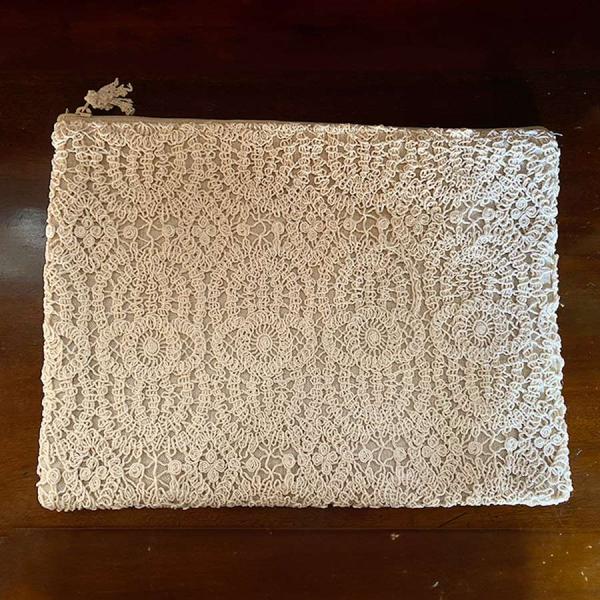 Filer フィレールシリーズ フラットポーチL 2サイズ展開【サイズ(cm)】22x30cm【材質】レース地：ポリエステル100%,刺繍糸本体：ポリエステル100% 麻:20%【商品説明】素朴なベージュの糸を紡いで優しい風合いのレースシリ...