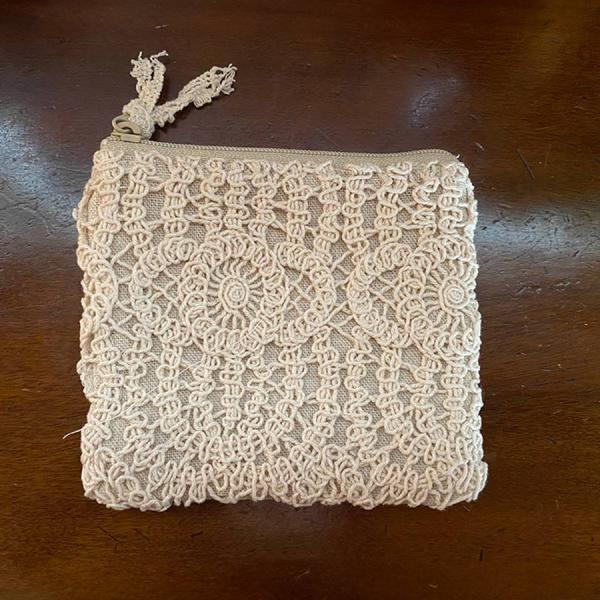 Filer フィレールシリーズ ミニティッシュ&amp;ポーチ【サイズ(cm)】10×12cm【材質】レース地：ポリエステル100% 刺繍糸本体：ポリエステル100% 麻:20%【商品説明】素朴なベージュの糸を紡いで優しい風合いのレースシリ...