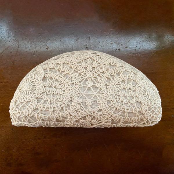 Filer フィレールシリーズ グラスケース【サイズ(cm)】7x16x4cm【材質】レース地：ポリエステル100% 刺繍糸本体：ポリエステル100% 麻:20%【商品説明】素朴なベージュの糸を紡いで優しい風合いのレースシリーズ。ナチュラル...