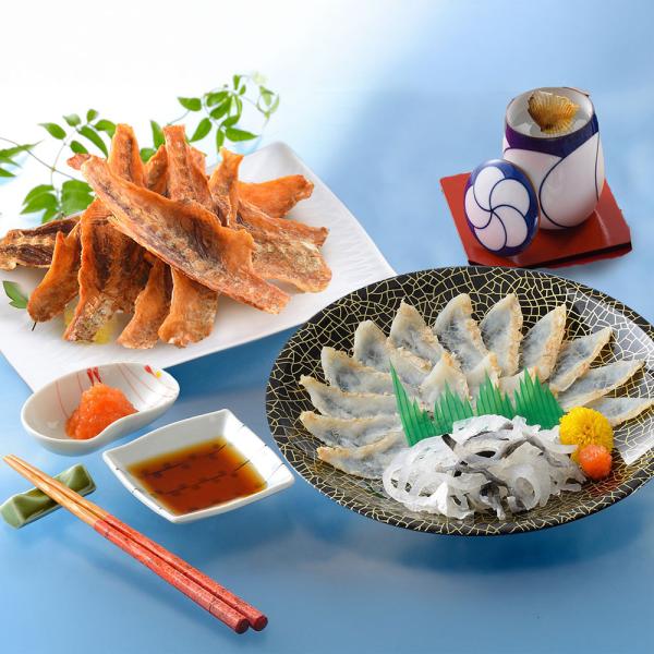 真ふくを軽く炙ってうまみを閉じ込めた真ふくたたき刺身と、こりこり食感のとらふく皮、そしてしろさばふくの骨をそのまま炙りあげたふく骨せんべいをセットにしました。ヒレ酒とともに晩酌のお供としてお楽しみください。