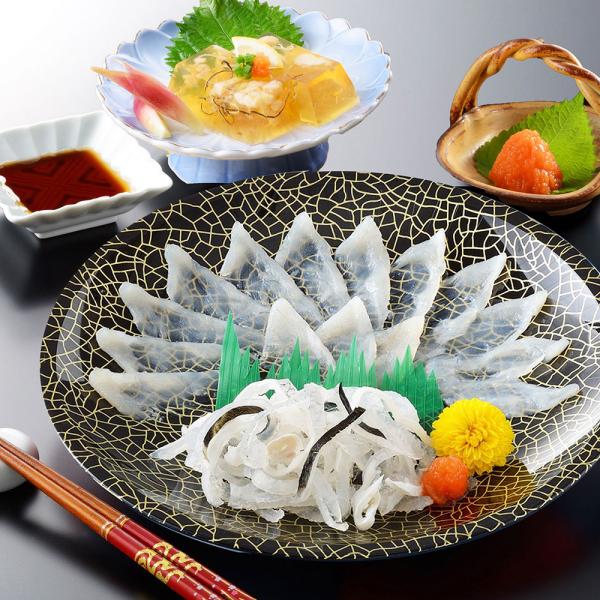 1枚1枚丁寧に丹念に盛り付けたとらふく刺身と、とらふくの皮とさばふくの身の入ったふく煮こごりのギフトセットです。ふく煮こごりは上品な出汁の味と、ほのかに香るゆずの香りがふくを包み込みます。ふくを楽しんでいただくのに最適な商品です。