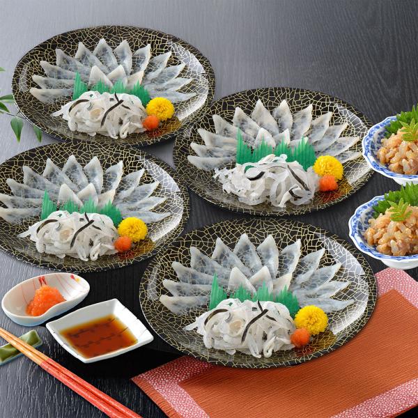 とらふくの刺身と、とらふく塩辛のセットです。本場の職人により菊のように盛り付けられたとらふく刺身と、胡麻の風味が効いたとらふく塩辛、それぞれの食感と旨味を食べ比べながらお楽しみください。ちょっとしたパーティーなどにも最適なセットです。