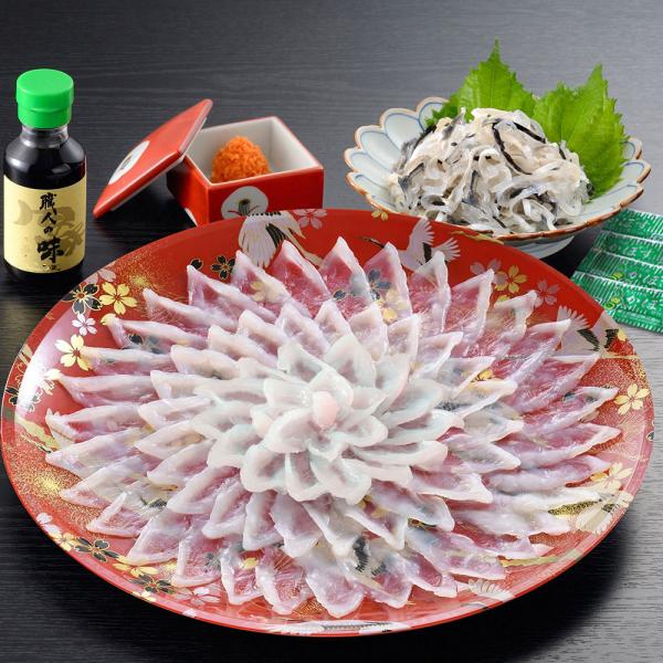 ふくの本場下関の職人が１枚１枚丁寧に繊細に薄切りにした国産とらふくの刺身を、見た目にも美しい菊盛りにしてお届けいたします。華やかに彩る贅沢な味わいをご堪能ください。