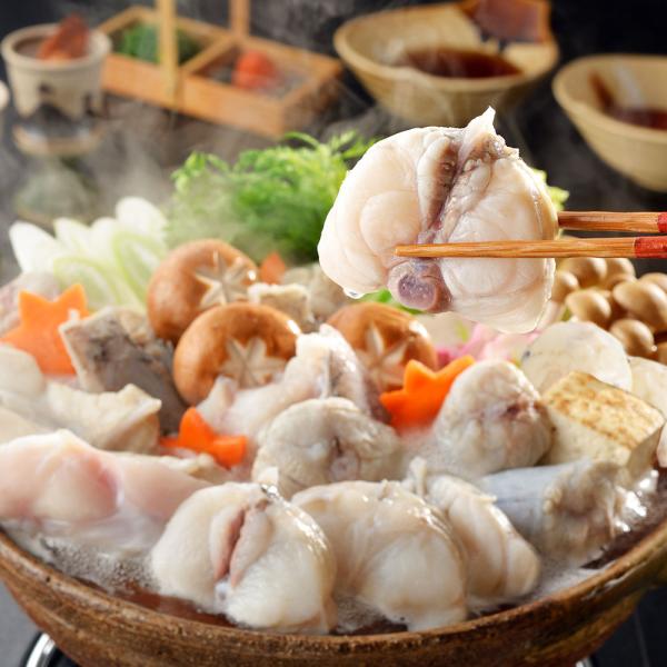 ふくの王様　と呼ばれているとらふくの身とアラを豪快にブツ切りにし、鍋用にしました。残ったス-プで味わう、ふく雑炊は絶品です。