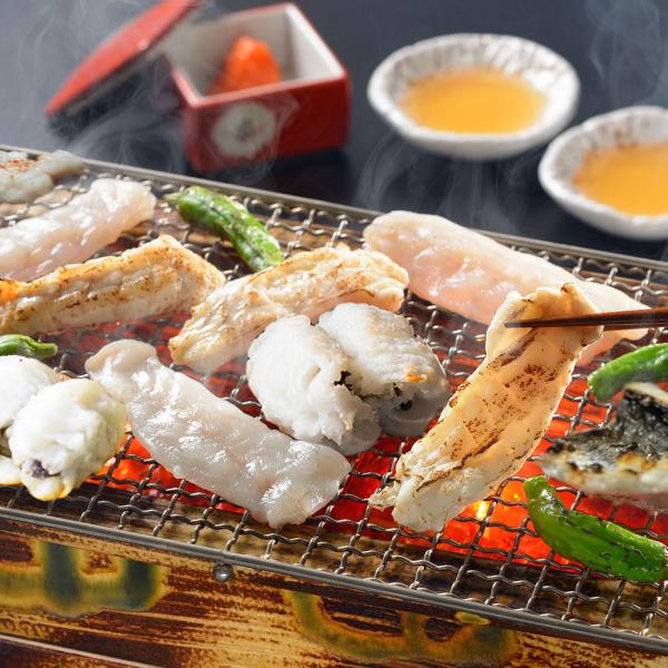 山口県産のはもととらふく身皮のセットです。山口県の瀬戸内海で漁獲されるはもは、淡白で上品な味ながらも、脂肪が多く濃厚な味わいが特徴です。1匹のとらふくから2枚しかとれないうまみの凝縮した部位の身皮と焼いてお召し上がりください。お好みで塩ポン...