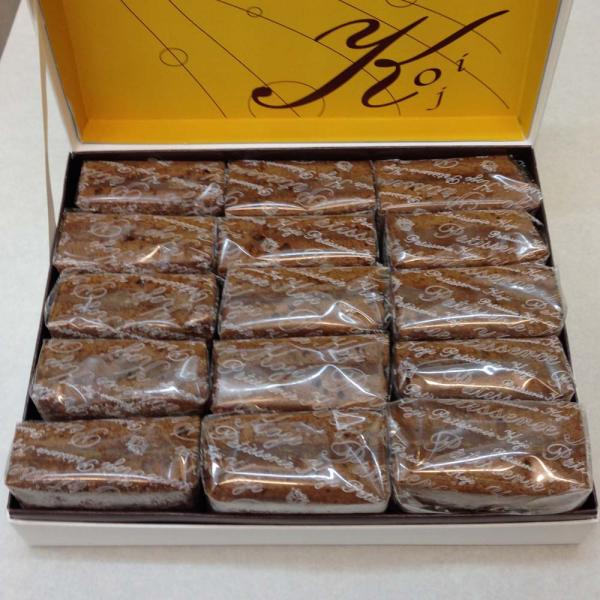 分厚目のベルーギー産チョコレートをオランダ産ココアを使ったスポンジではさみ濃厚なチョコケーキに仕上げました。フランス産のラム酒がほんのり香る大人気の商品です