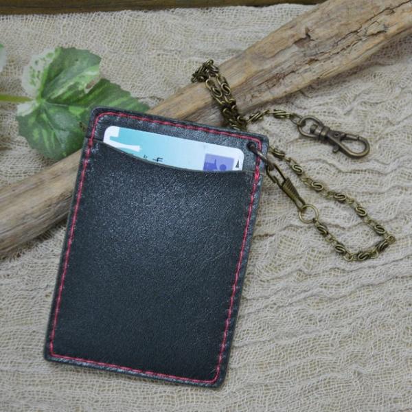 通勤、通学に！新入学、新社会人のお祝いにも喜ばれます。チェーン付きなのでバッグの中で迷子になりません！-チェーンは取り外し可能です-素材：牛革（お色は濃いグリーンです）日本製サイズ：10cm（縦）×7cm（横）附属チェーン：渦巻きチェーン3...