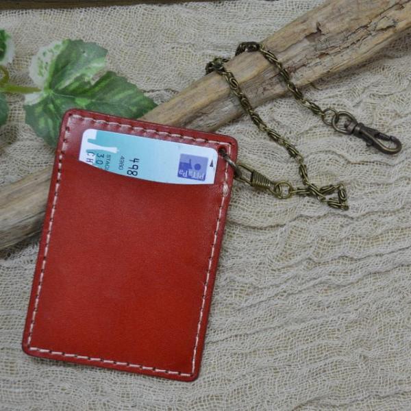 通勤、通学に！新入学、新社会人のお祝いにも喜ばれます。チェーン付きなのでバッグの中で迷子になりません！-チェーンは取り外し可能です-素材：牛革（お色は赤です）日本製サイズ：10cm（縦）×7cm（横）附属チェーン：渦巻きチェーン3.8ｍｍ幅...