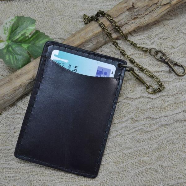 通勤、通学に！新入学、新社会人のお祝いにも喜ばれます。チェーン付きなのでバッグの中で迷子になりません！-チェーンは取り外し可能です-素材：牛革（お色は黒です）日本製サイズ：10cm（縦）×7cm（横）附属チェーン：渦巻きチェーン3.8ｍｍ幅...