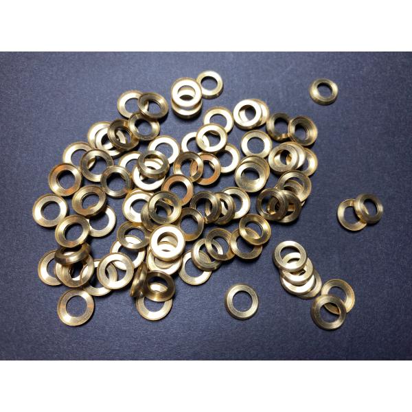 WEBER DCOEアイドルアジャストスクリューキャップワッシャーです。こちらは社外品で、素材は真鍮製です。画像の通りしっかりした製品です。純正品も別途出品中です。画像２枚目、スプリング、Oリングも別売りしております。アイドルアジャストスク...