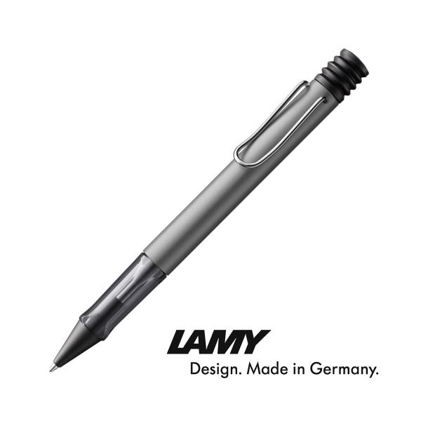 ベストセラー「ラミー サファリ」のボディをアルミ製にしたワンランク上の人気モデル。ボディはサファリよりも若干太く仕上げられ、大人のユーザーがプライベートはもとよりビジネスでも違和感なくご使用いただける製品です。　落ち着きのあるマットブラック...