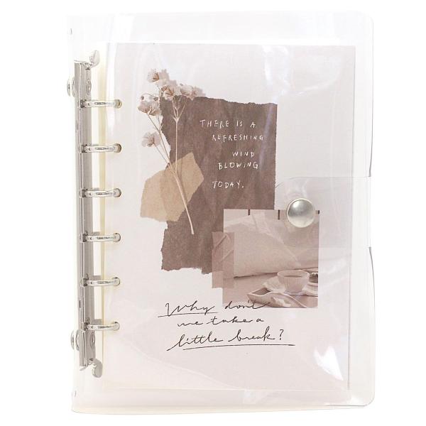 透明なカバーがポイントの、デコレーション用クリアバインダーです。豊富なシール製品をリリースしているマインドウェイブ社ならではの視点から使いやすさを追求しました！サイズはデコレーションの際に1ページが埋めやすい手頃なA６サイズ。本体には書き込...