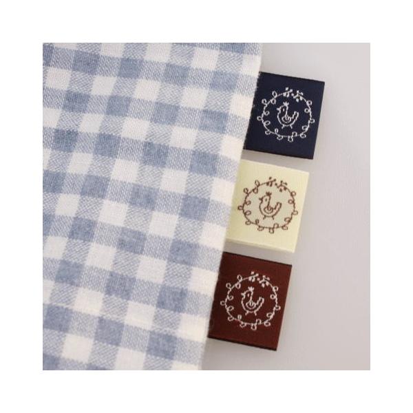 当店オリジナルの刺繍挟みタグ（ピスネーム）です。半分に折り曲げ、ポケットや洋服・小物などの脇に挟み込んでご利用ください。*裏側は無地です。セット：各色2枚×3種　合計6枚入り素　材：ポリエステルサイズ：18mm×45mm（縫い代を含むサイズ...