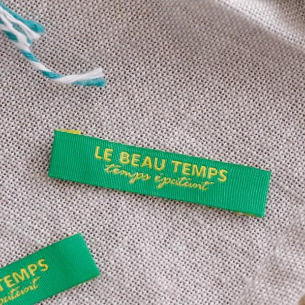 5枚の価格です。当店オリジナルの刺繍タグです。ハンドメイド作品のワンポイントにお使いください。両端は折り曲げ加工をしておりますので、そのまま四方を糸で縫い付けてご利用ください。カラー：地色[ 緑 ]×文字色[ 黄 ]素　材：ポリエステルサイ...