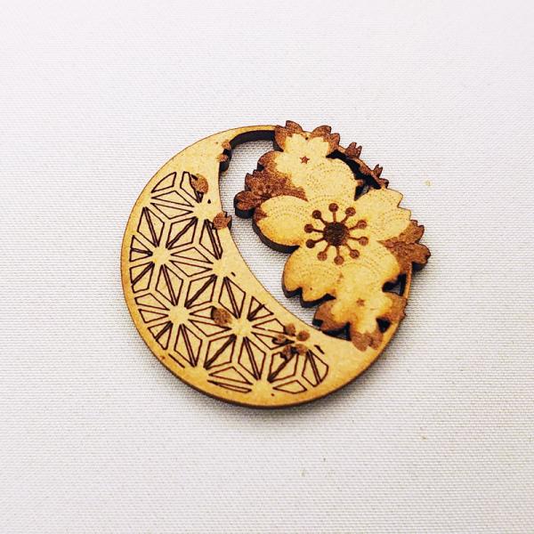 色を塗ったり、造花を貼ったり、根付に加工したり...無垢の木製の素材ですので使い道は無限大です。着色してニスを塗るだけでも作品になります。細かいデザインが際立つミニサイズ。素材：木（MDF)サイズ：約3cmX約3cmX約2.5mm入り数：1