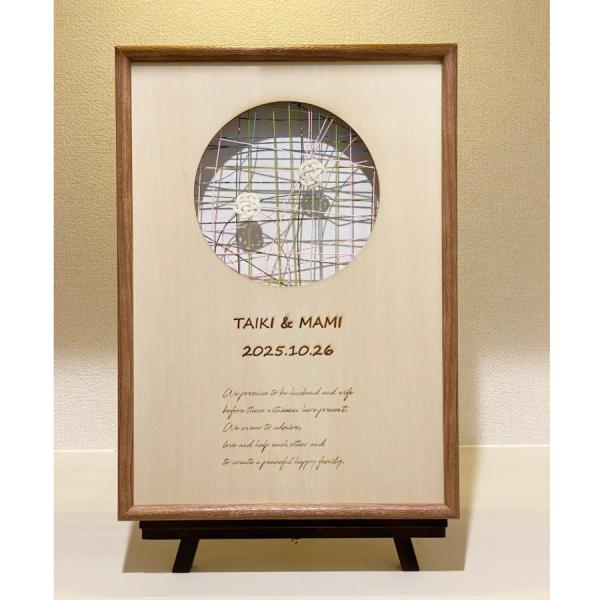 ゲストの皆さんと水引をつないで作る結婚証明書【当日のイメージ】受付に水引の受け皿と水引を準備。お好きな色の水引を一人1本、受け皿の溝につないでもらいます。挙式の中で新郎新婦も一つずつ繋いで、額縁の中にセット。皆様にご披露。拍手をもって結婚を...