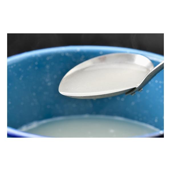 鹿児島県産の鶏がらのみを詰めたパックです。鹿児島県で育てた米をエサに育った鶏を使用しています。骨は血抜き等の下処理をし粉砕したものを不織布パックにしてあるので、簡単にボーンブロスをお作り頂けます。煮出した後のゴミ捨ても楽チンです♪お好みの濃...